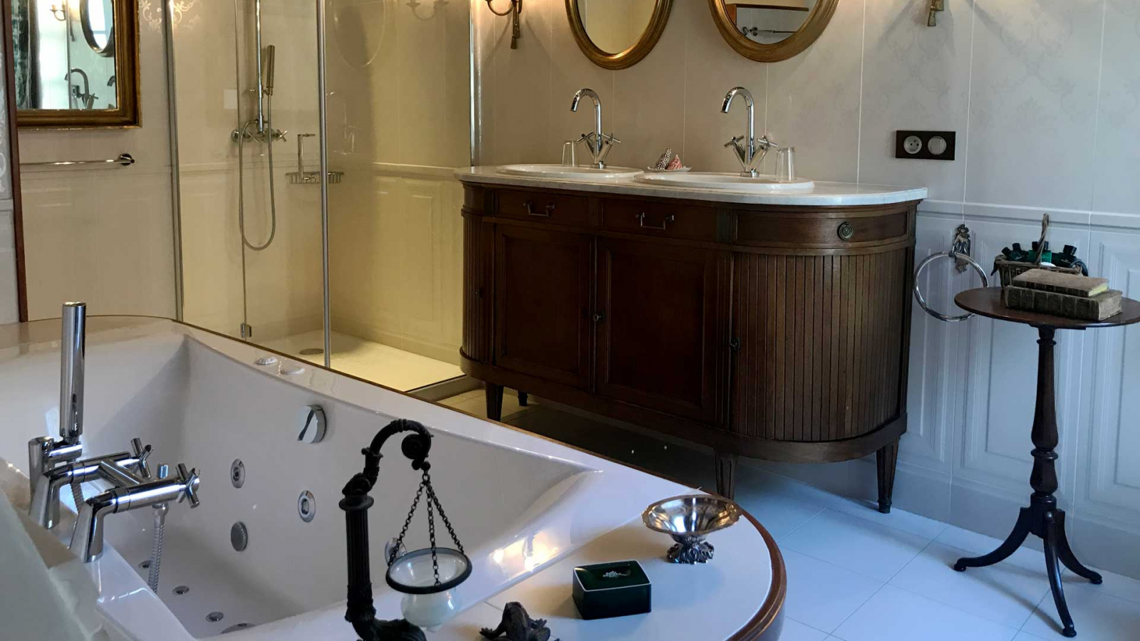 Hôtels avec jacuzzis privatifs France : 23 hôtels avec jacuzzi en chambre